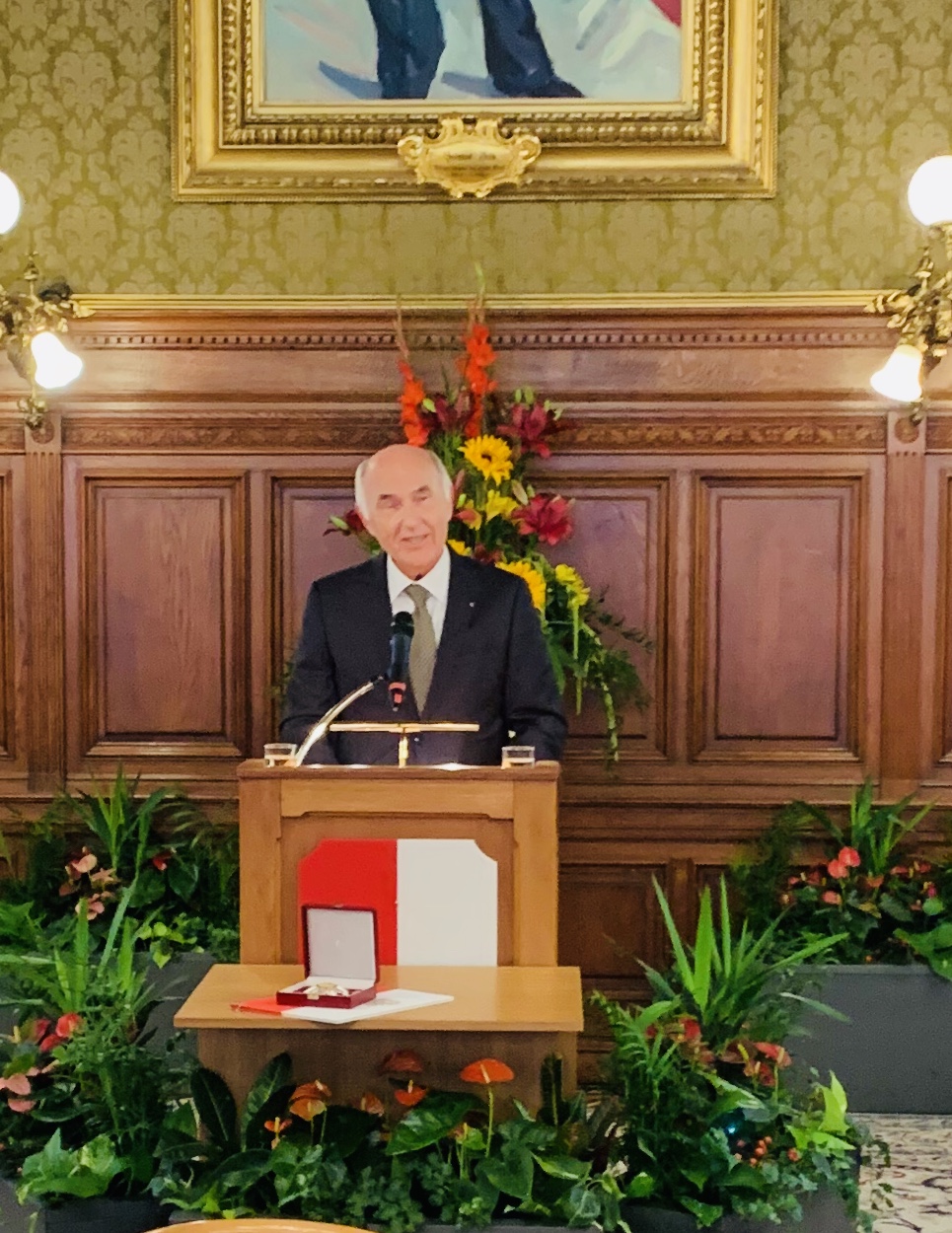 SENATOR KR GEORG PAUCEK ERHÄLT DAS SILBERNE EHRENZEICHEN DER STADT WIEN ...