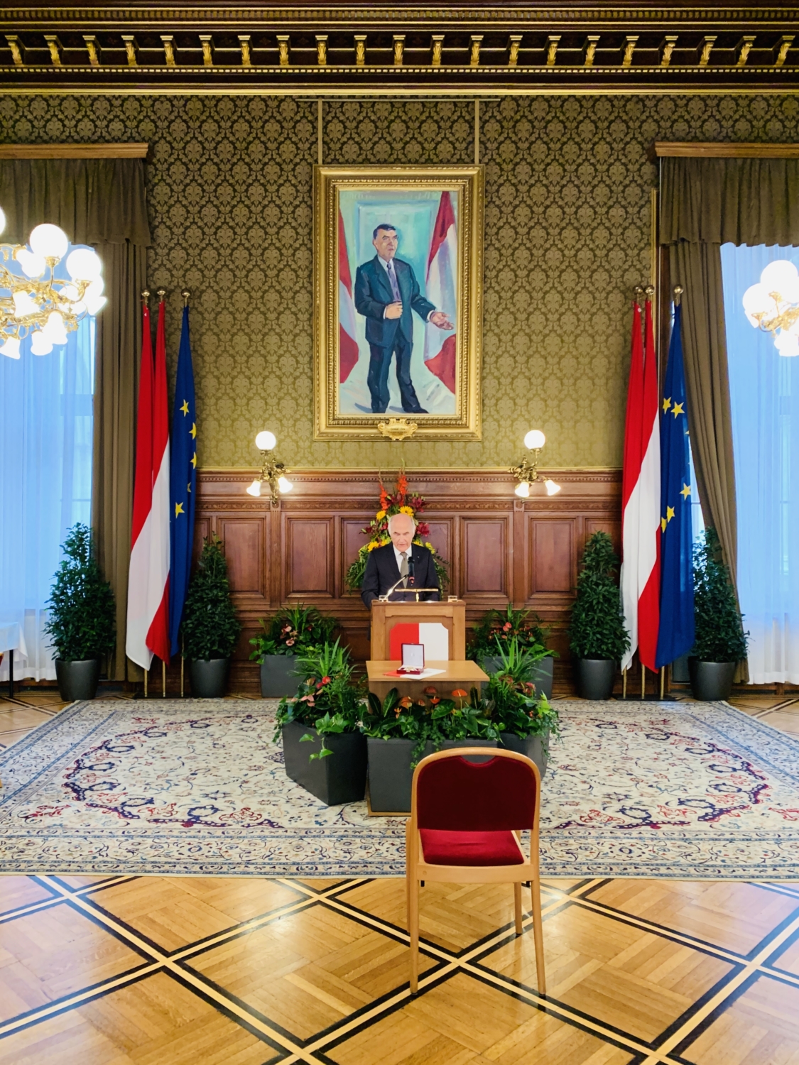 SENATOR KR GEORG PAUCEK ERHÄLT DAS SILBERNE EHRENZEICHEN DER STADT WIEN ...