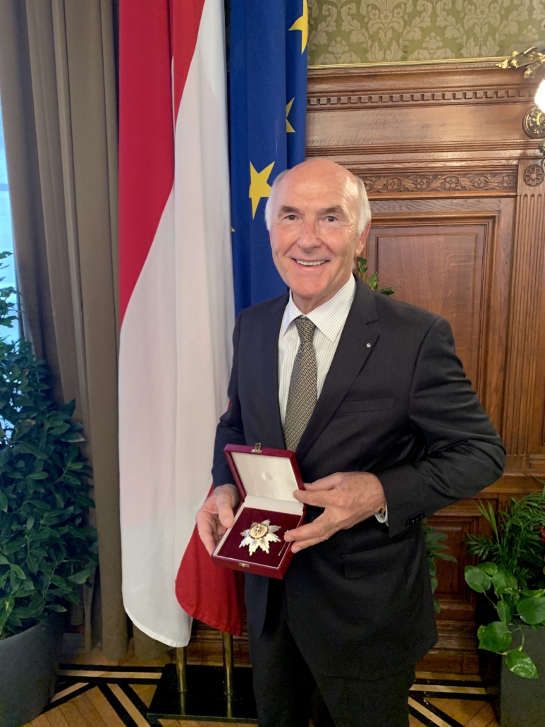 SENATOR KR GEORG PAUCEK ERHÄLT DAS SILBERNE EHRENZEICHEN DER STADT WIEN ...